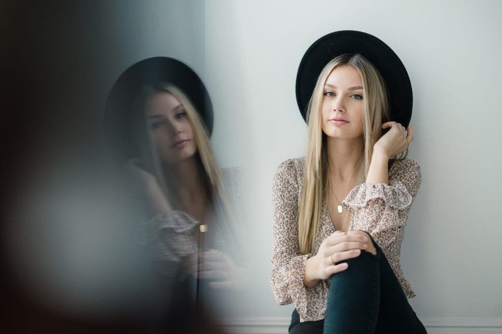 7 Photoshoot Ideas at Home For Awesome Images - 42West